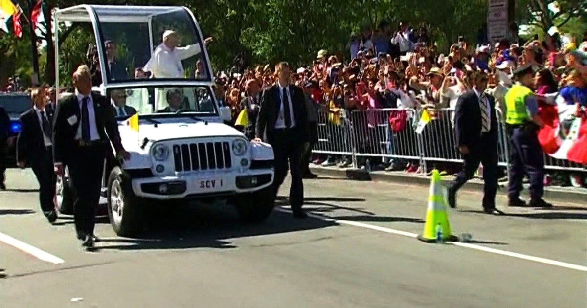 Thousands cheer Pope Francis during Washington, D.C. parade - CBS News
