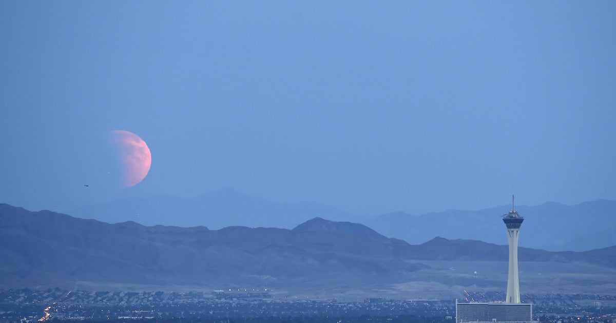 #SuperBloodMoon: Supermoon eclipse lights up night sky, social media ...