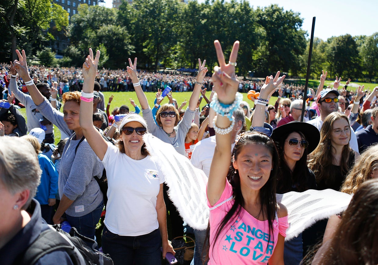 Thousands join Yoko Ono to form peace sign - CBS News