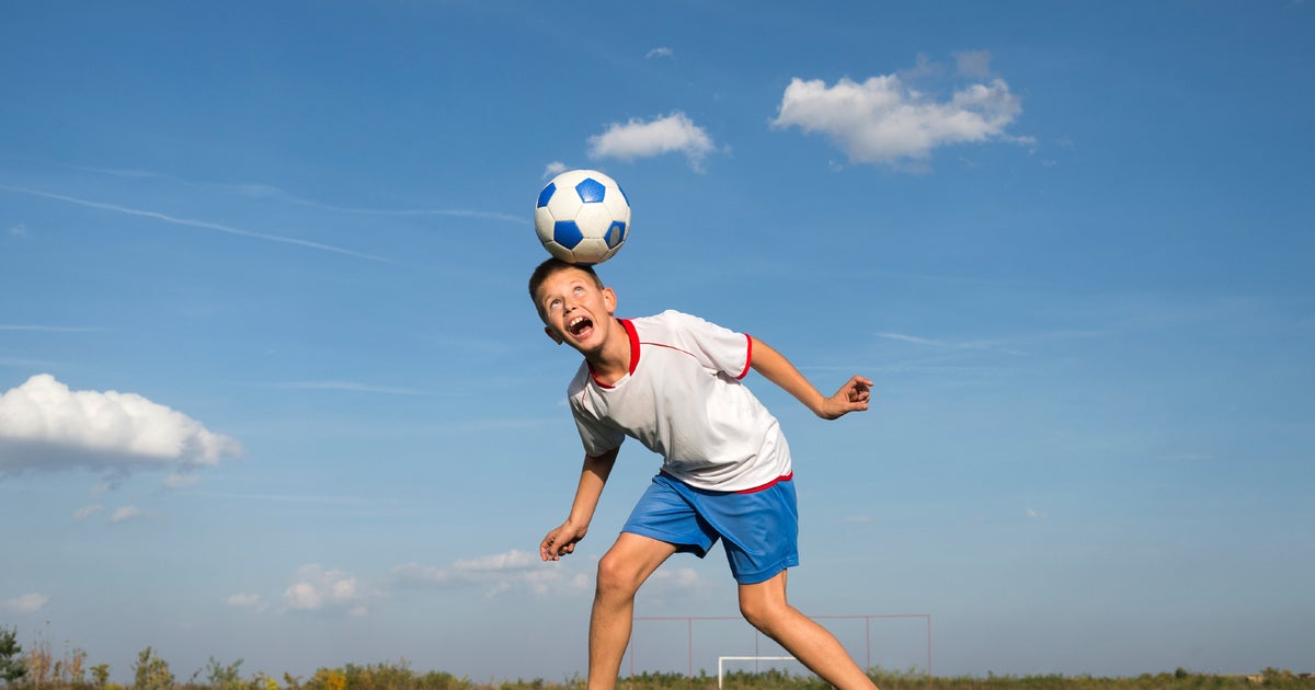 U.S. Soccer Federation bans headers for young kids - CBS News