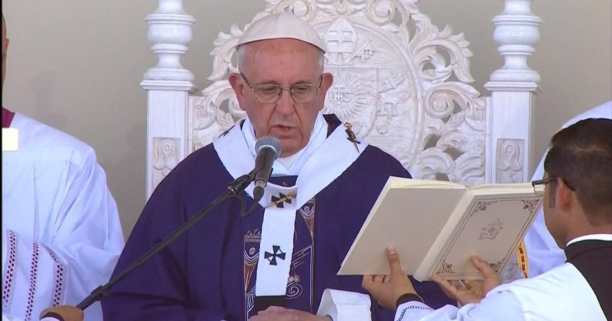 Pope Francis takes on immigration policy in cross-border Mass - CBS News