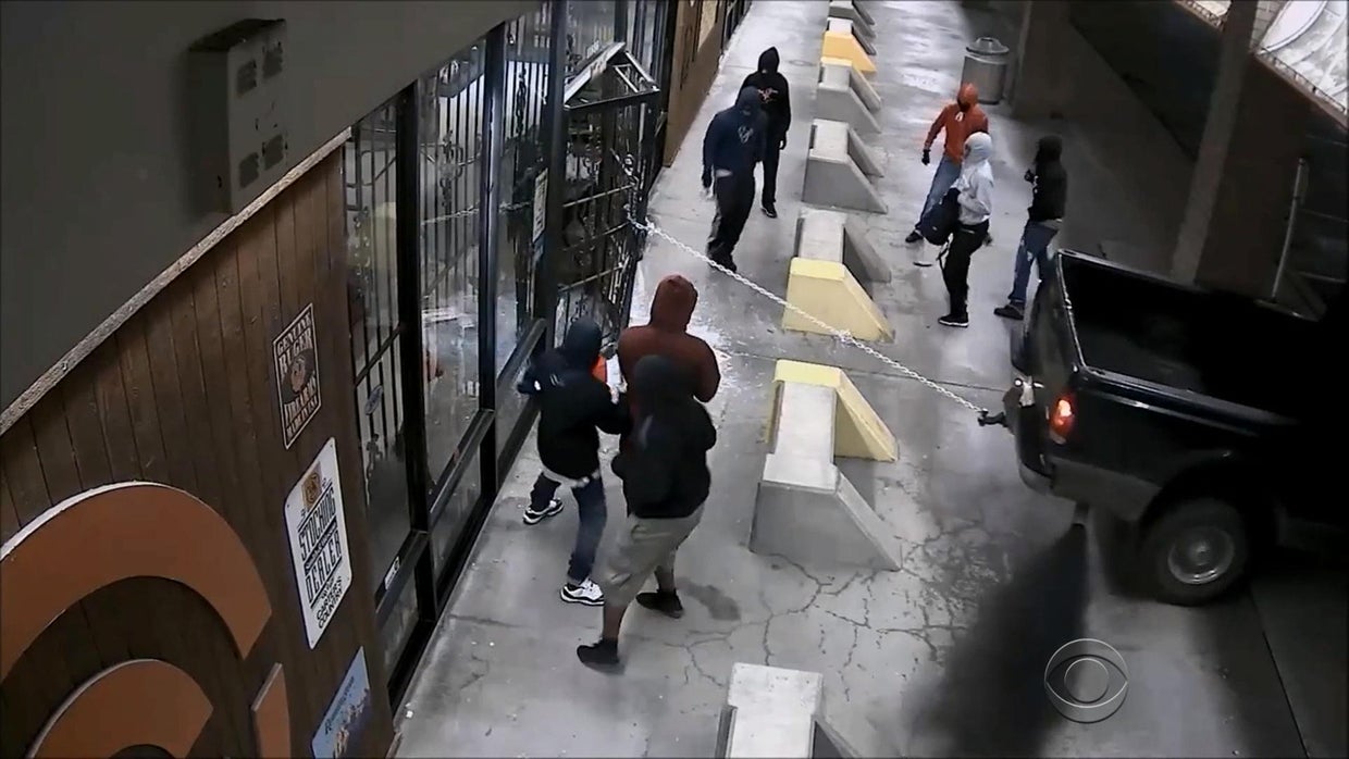 Caught on camera: Thieves storm Houston gun store - CBS News