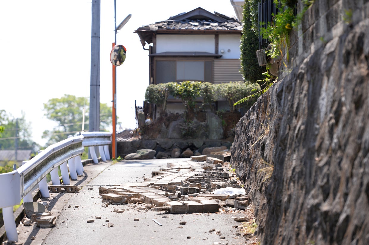 Powerful quakes strike Japan