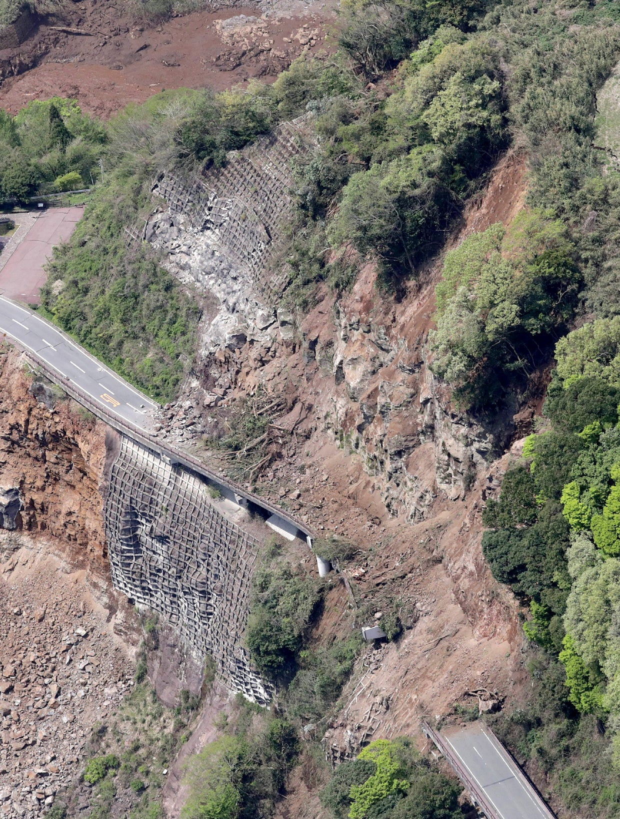 Powerful quakes strike Japan