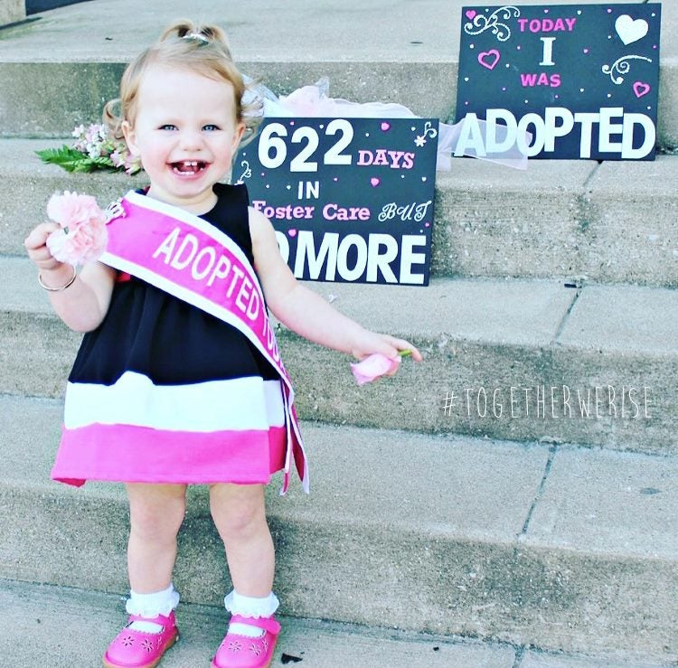 29 heartwarming photos of foster kids getting adopted