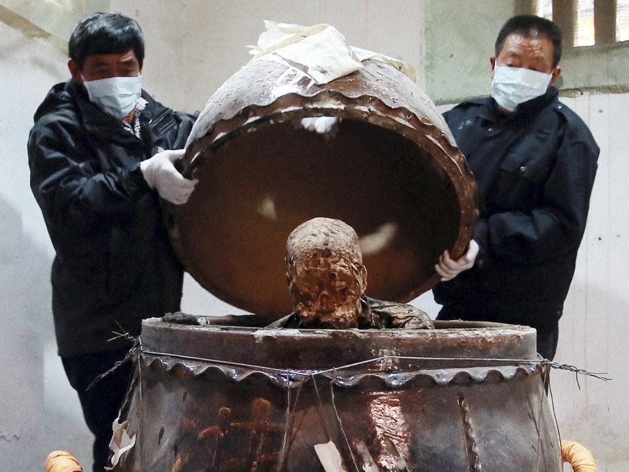 China Buddhist monk Fu Hou turned into gold leaf-covered mummy at ...