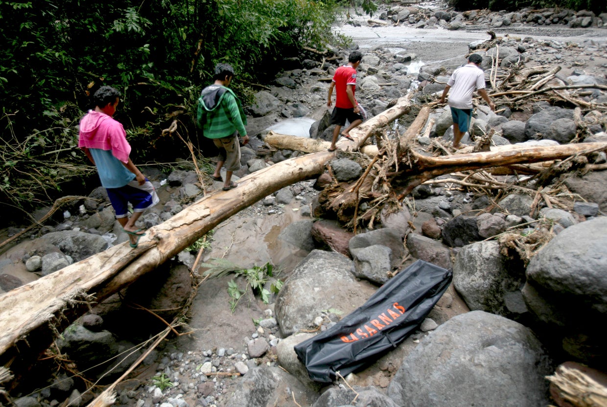 Indonesia landslide kills college students at Dua Warna waterfall in ...