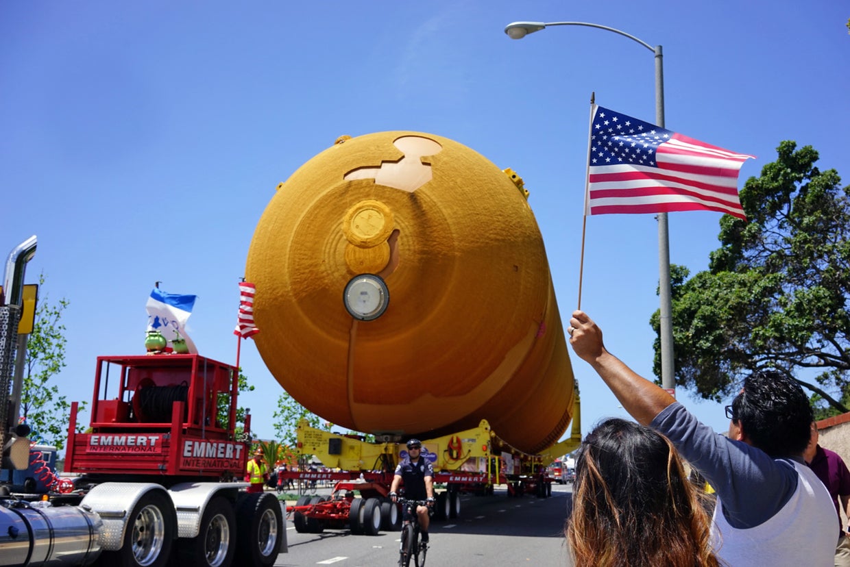 Space shuttle fuel tank completes journey across Los Angeles - CBS News