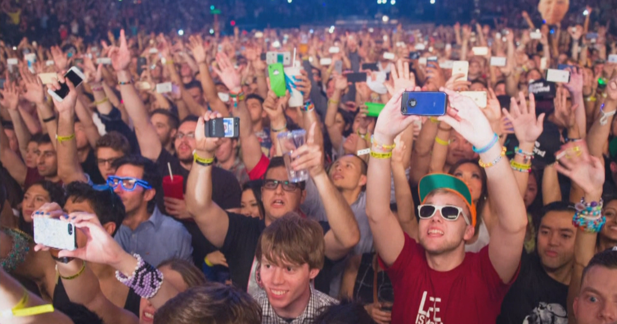 Stop the show! Performers cracking down on cell phone filmers - CBS News