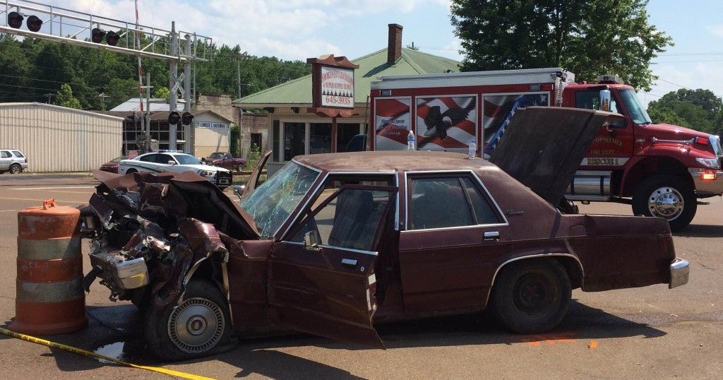 2 killed when car crashes into crowd at Tenn. festival - CBS News