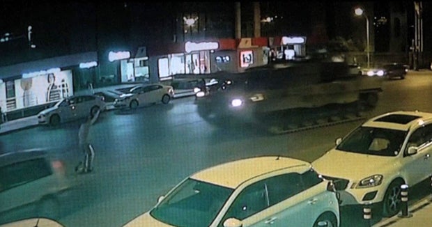 Turk defies tanks, and survives, in coup video footage - CBS News