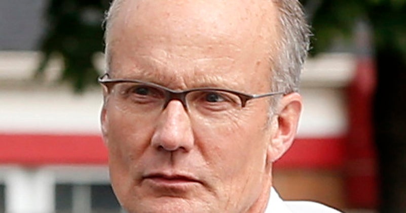 Man crashes boat of hunter who killed Cecil the lion - CBS News