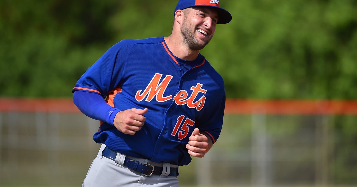 Tim Tebow comes to fan's aid in medical emergency - CBS News