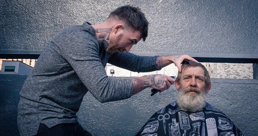Meet the barber who spends his day off giving haircuts to the homeless ...