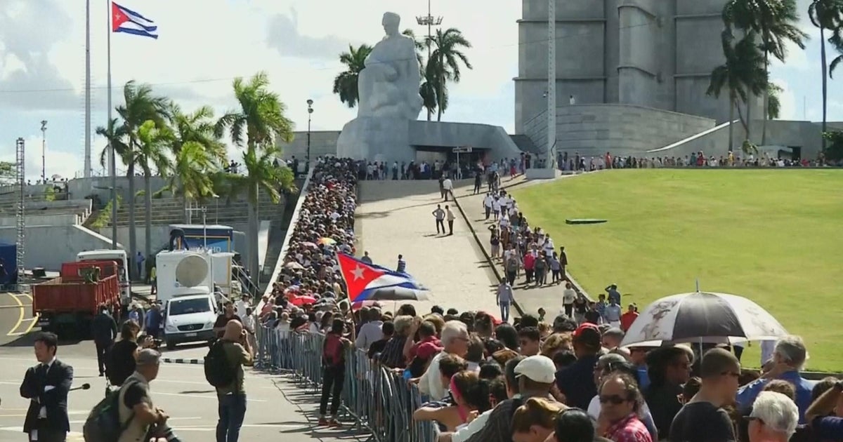 Fidel Castro's death mourned by hundreds of thousands of Cubans on ...