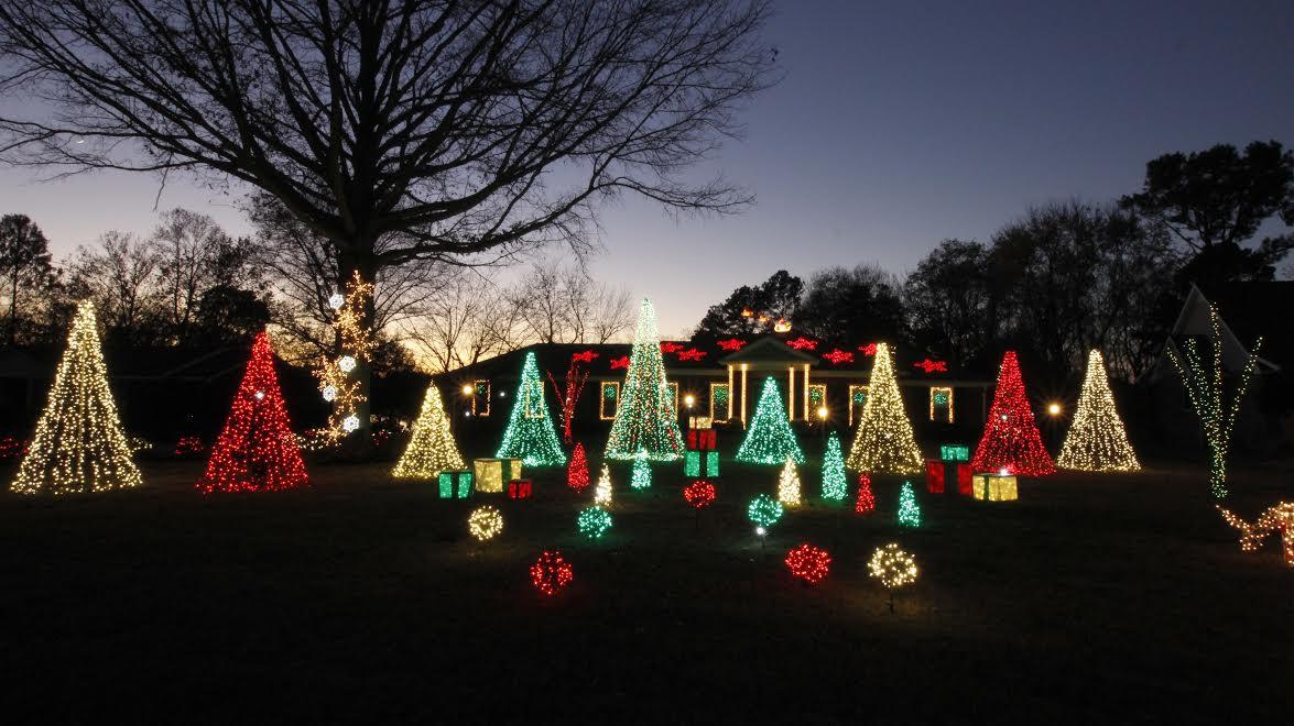 9 ways to save on your holiday display