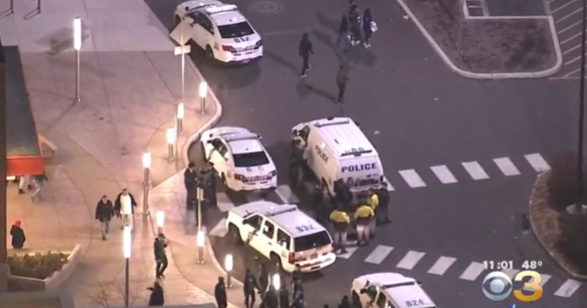 Philadelphia mall brawl leads to several arrests - CBS News