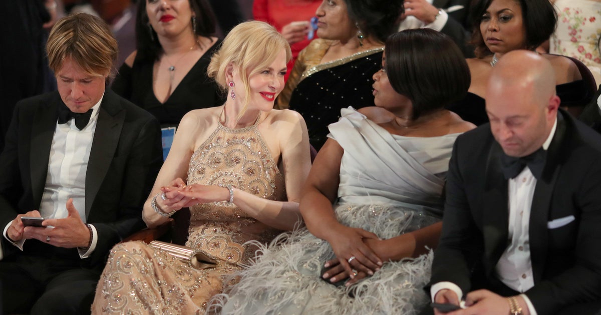 Nicole Kidman seal-clapping at the Oscars explained - CBS News