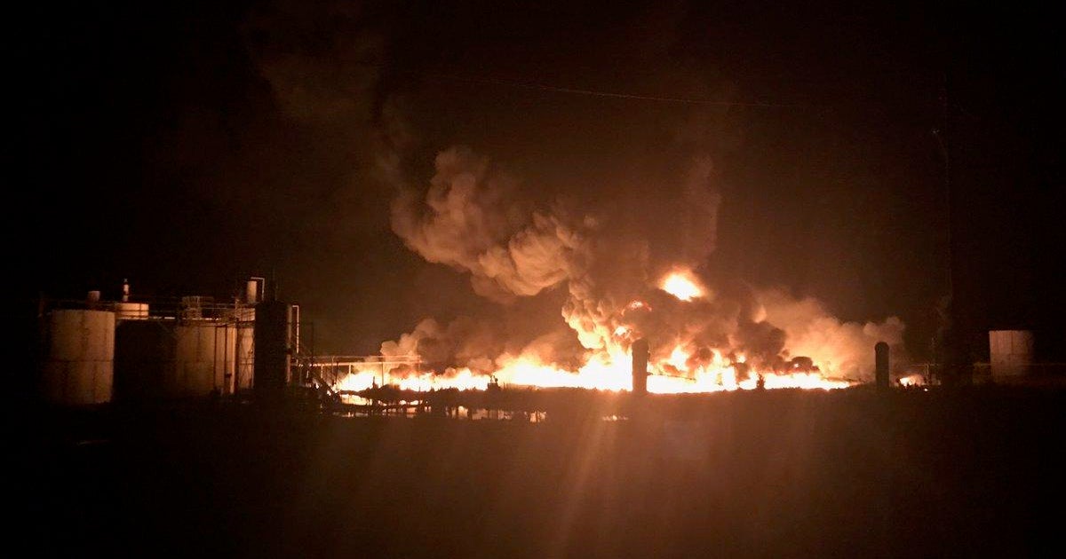 Report: Lightning strikes oil tankers in Texas, prompting evacuations ...