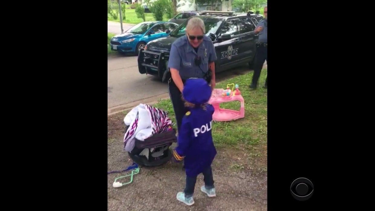 Kansas City cops help a young officer in the making - CBS News