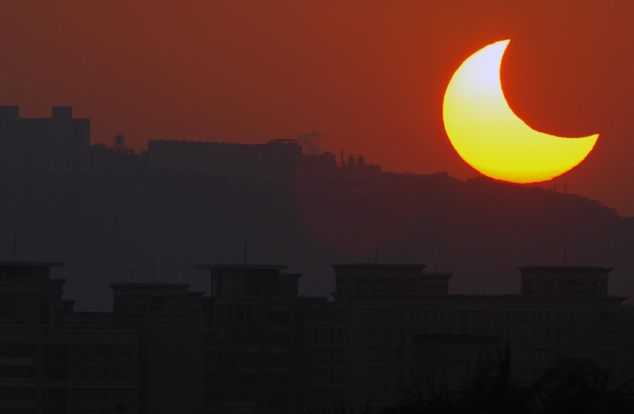 Dazzling solar eclipse photos that won't fry your eyes