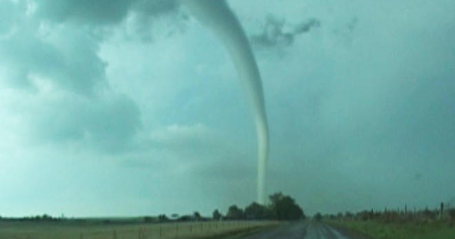 Storm chasing couple's whirlwind life - CBS News