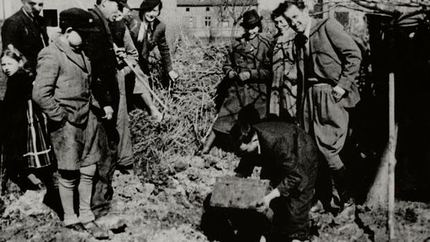 Memories Unearthed From The Lodz Ghetto Cbs News