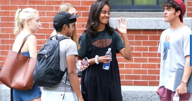 The Obamas help Malia move into Harvard dorm - CBS News