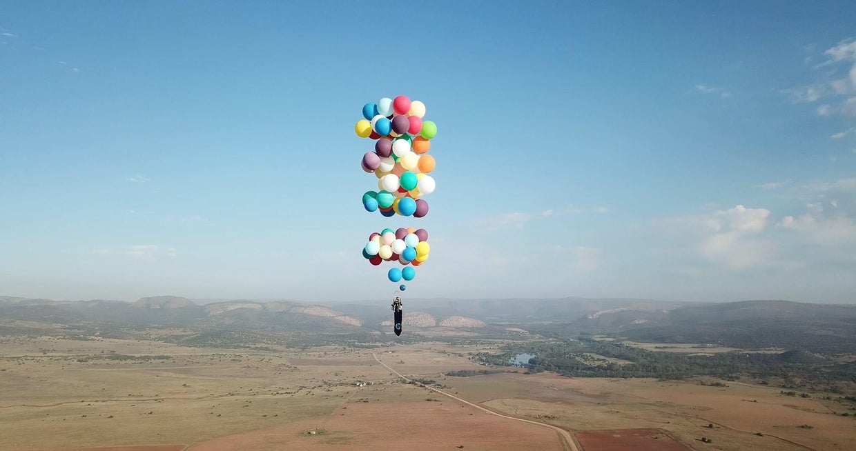 Man strapped to 100 helium balloons flies 8,000 feet up in the air ...