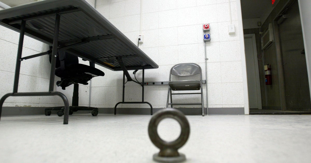 Suspect's overwhelming gas shuts down interrogation, cops say - CBS News