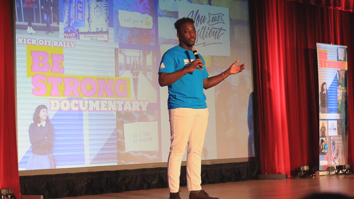 High schooler spreads the message that nobody should have to dine alone - CBS News