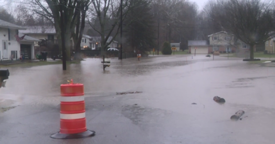 Storm system triggers flooding, hundreds of crashes in Midwest - CBS News