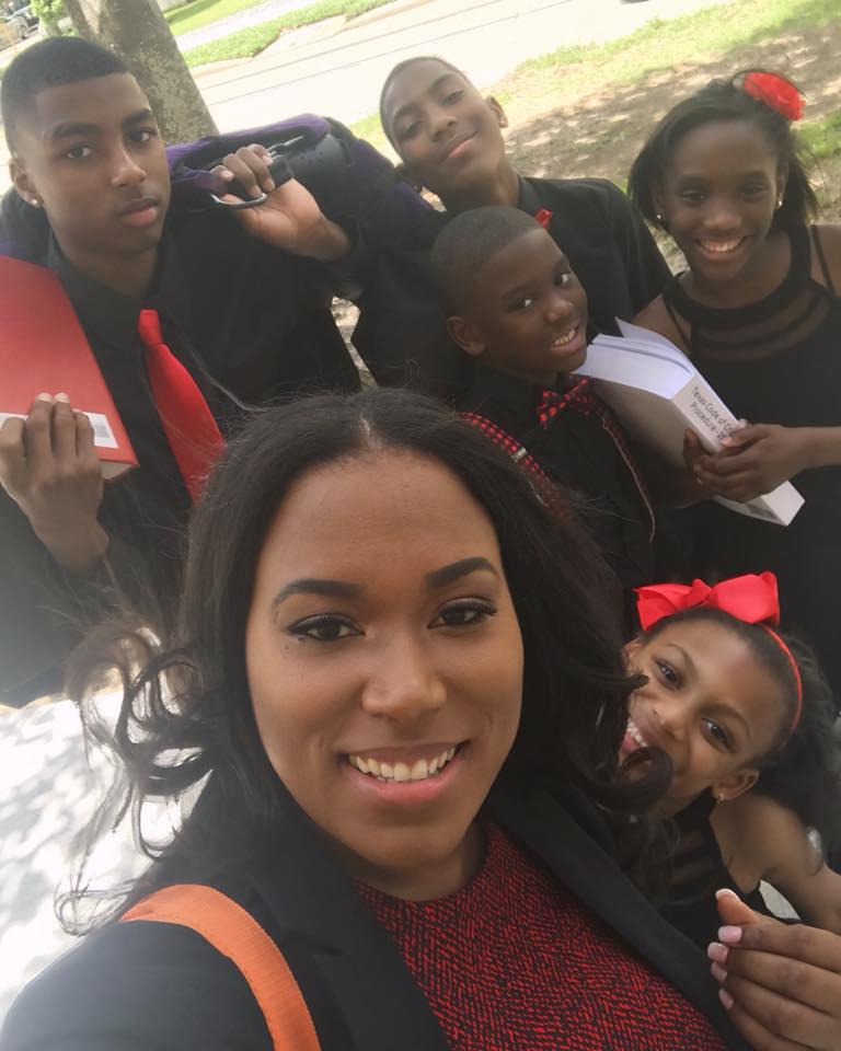 Single mom of five goes viral with inspiring law school graduation ...