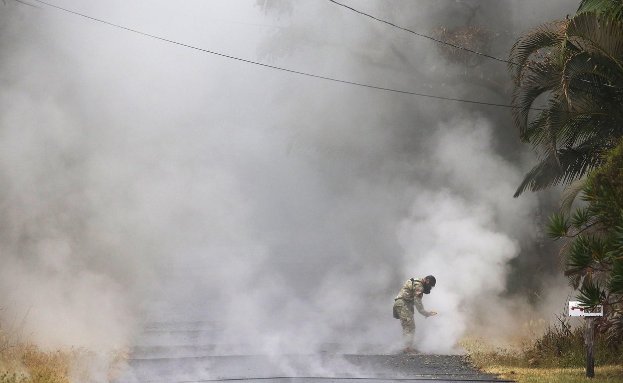 Hawaii volcano Kilauea: Explosive eruptions, "ballistic rocks," lava ...
