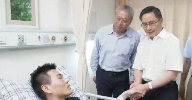 Co-pilot on Chinese airliner nearly sucked out cockpit window - CBS News