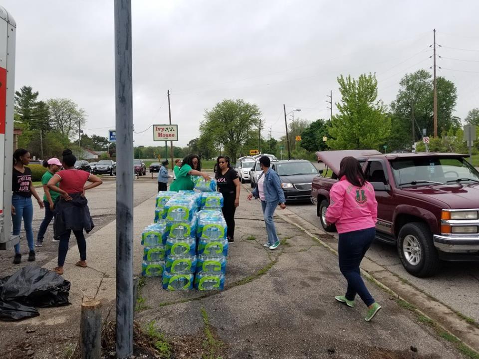 Local sorority raises $20,000 to help Flint's water crisis - CBS News
