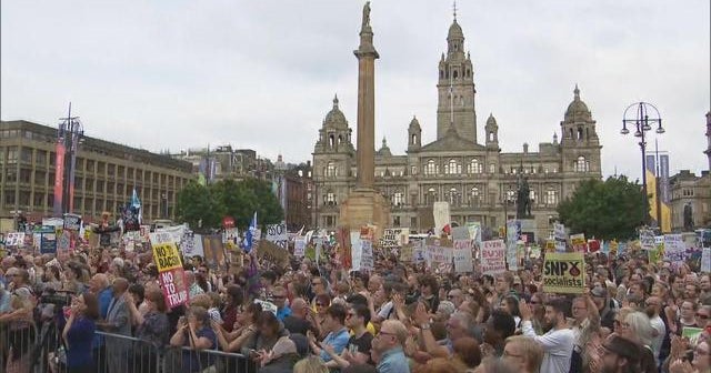 Protests follow Trump to Scotland - CBS News