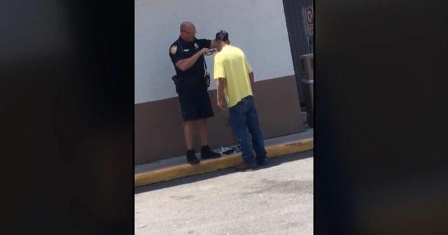 Florida police officer helps homeless man with a shave - CBS News