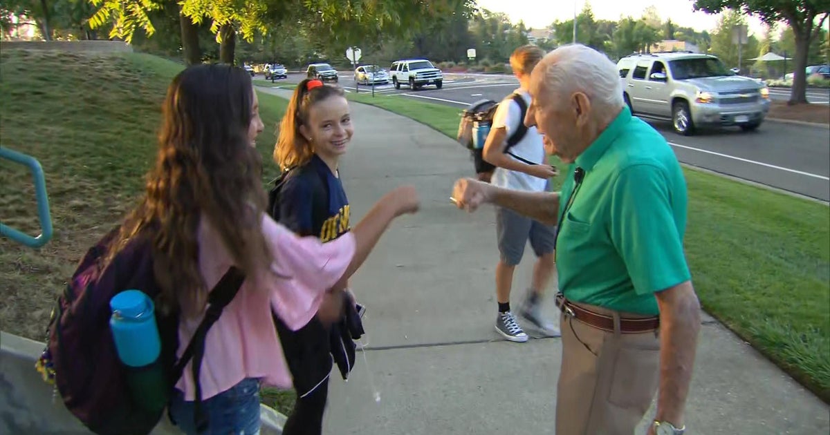 94-year-old veteran Wally Richardson imparts his wisdom to students ...