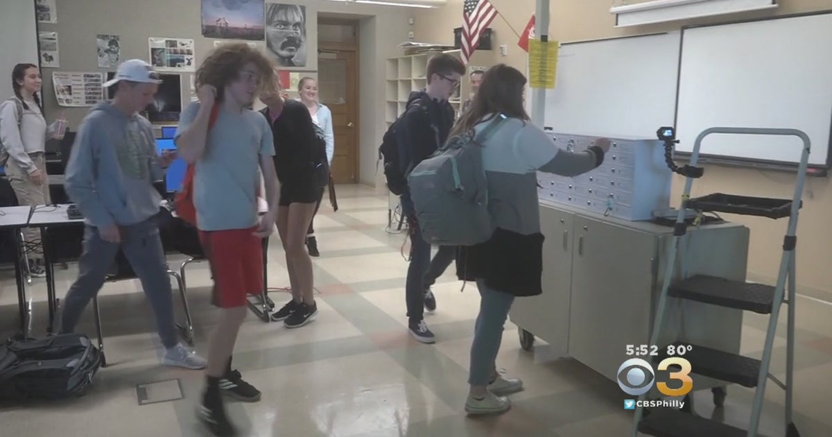 Teacher Making Students Lock Up Cell Phones To Increase Learning - CBS ...