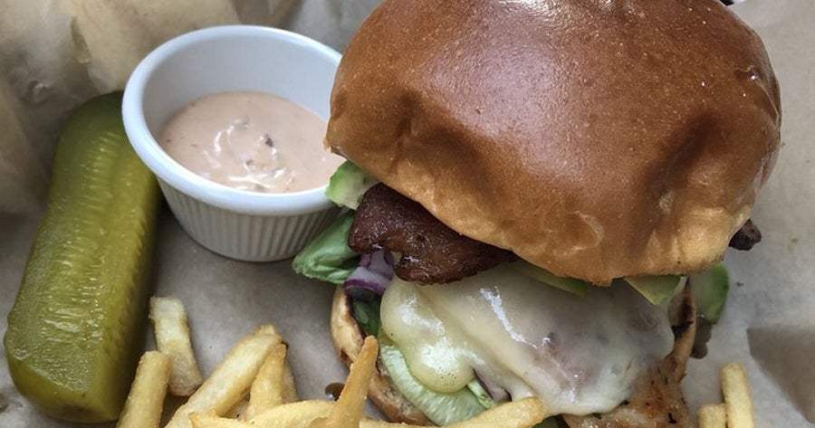 Burger Yard Opens On Española Way With Organic Burgers, Milkshakes & More - CBS Miami