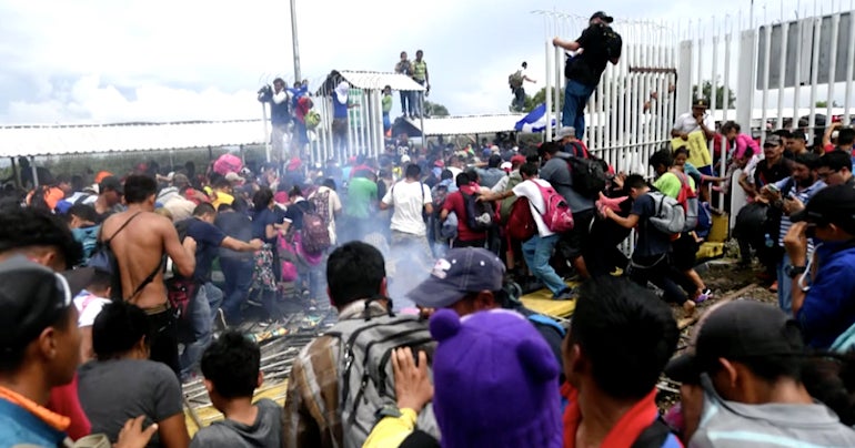 Hundreds Of Migrants In U.S.-Bound Caravan Cross Mexican Border - CBS Texas