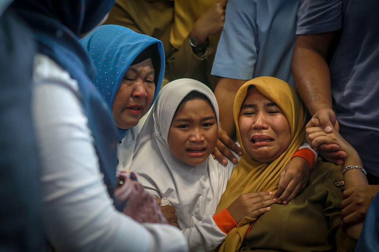 Indonesia plane crash: Lion Air Flight JT610 plunges into Java Sea off ...