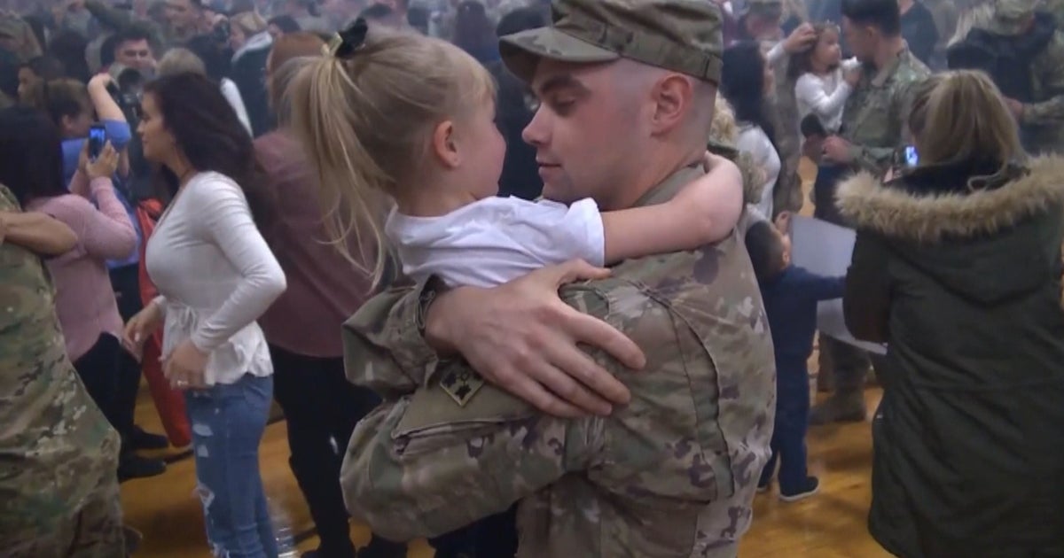 Emotional Homecoming For 300 Fort Carson Soldiers After 9 Months - CBS ...