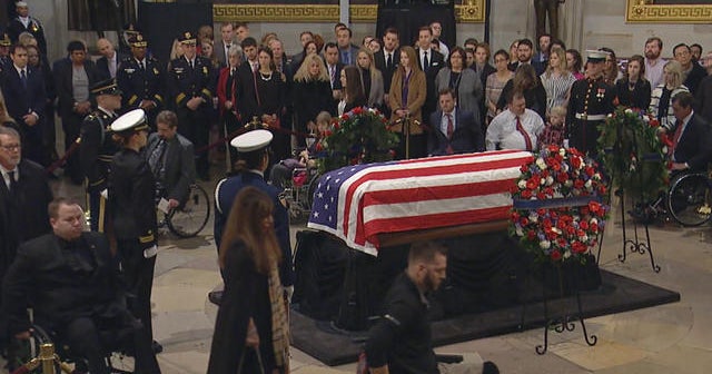 Bob Dole stands to deliver unforgettable salute to George H.W. Bush ...