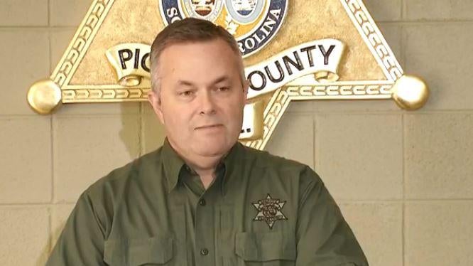 "Hero" homeowner fatally shoots escaped inmate who kicked in her door ...