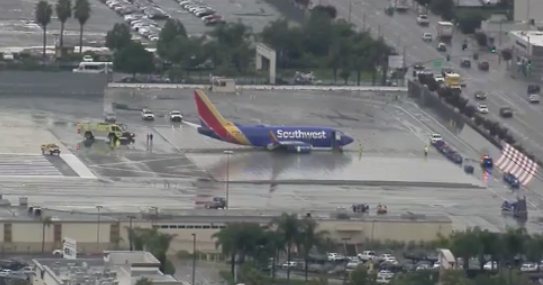 Plane goes off the runway in California, narrowly avoiding tragedy ...