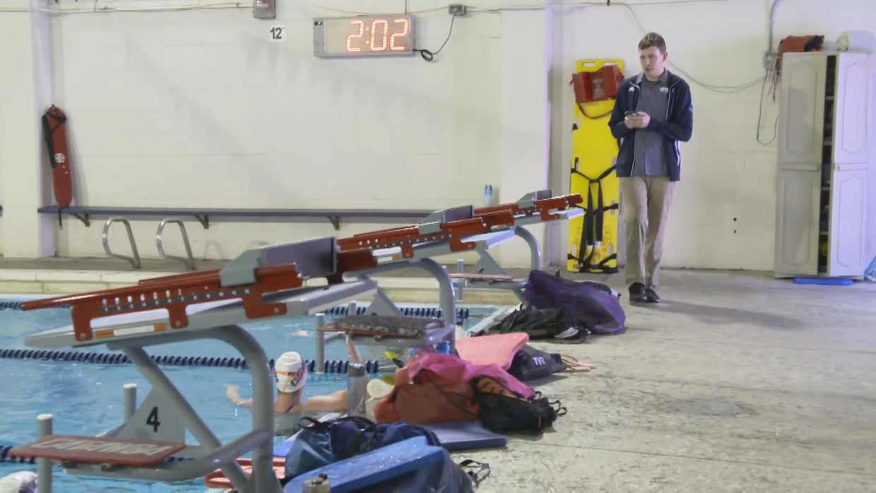 Blind swim coach relies on his hearing to help team improve - CBS News