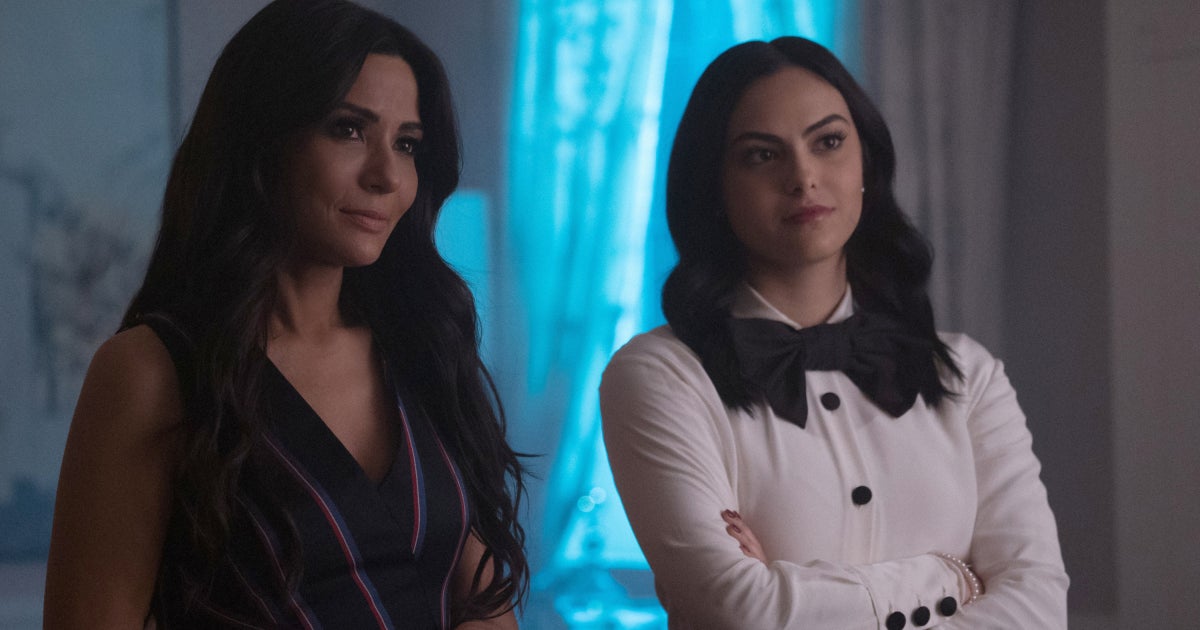 Kelly Ripa Creates Holiday Card Starring Mark Consuelos' 'Riverdale ...