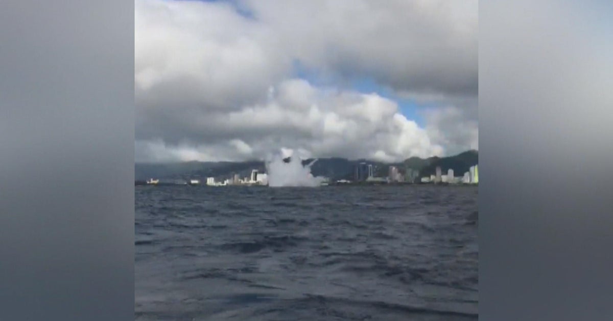 Hawaii plane crash: Military fighter jet pilot rescued by parasailers ...